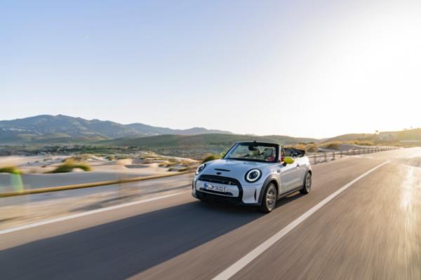 Mini Cooper SE Convertible resim galerisi (15.07.2022)
