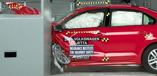 YENİ 2015 VW JETTA IIHS GÜVENLİK TESTİNDE
